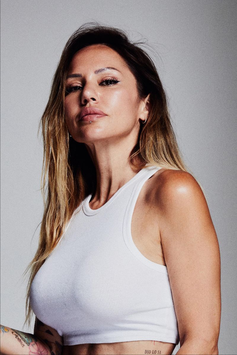 'Hard Pop Vol.2' e Deborah De Luca vola con il suo nuovo album - Dj Mag ...